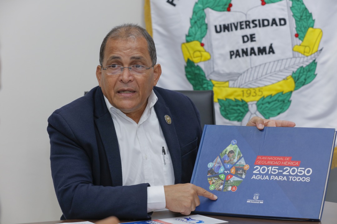 New hydrological technicians and engineers trained in Panama